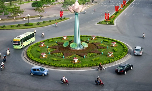 Xe đi ra vào vòng xuyến có cần bật xi nhan?