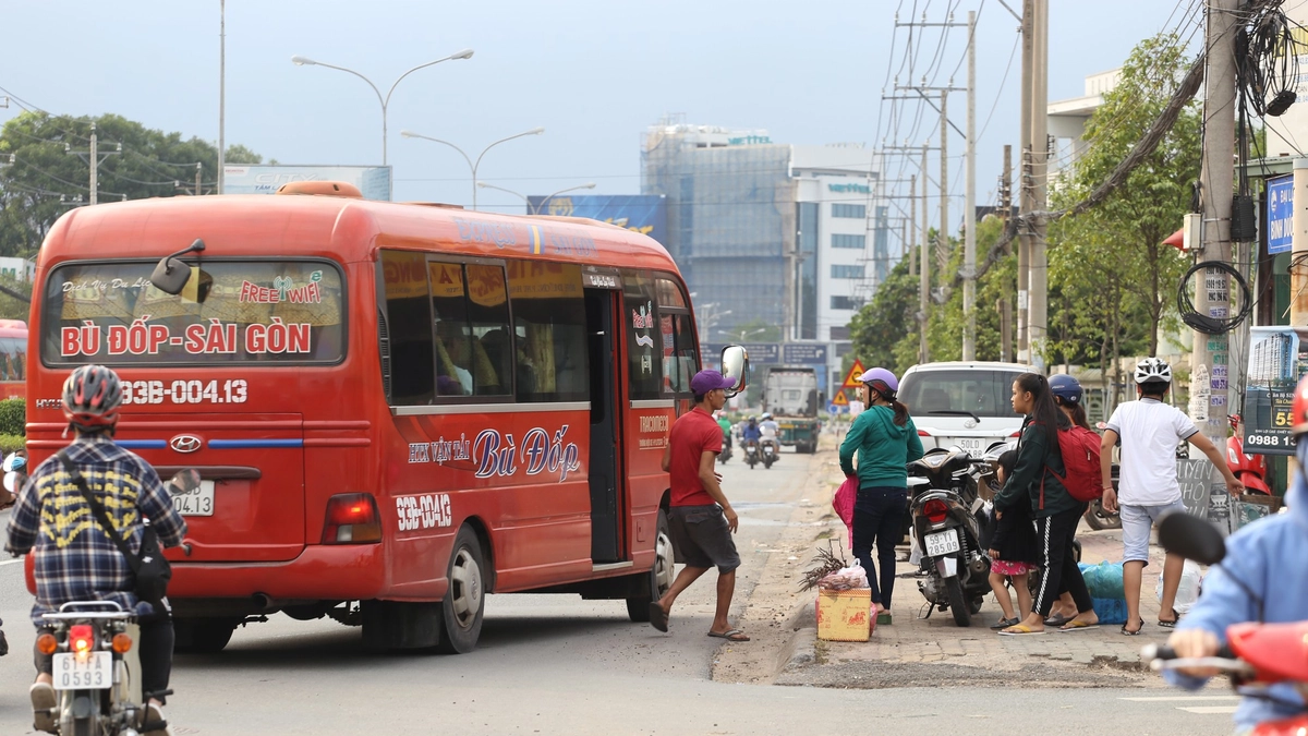 Hà Nội tăng cường kiểm tra xe dù, bến cóc, xe trá hình tuyến cố định