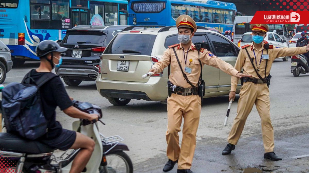 Cảnh sát giao thông dừng xe khi nào? Bị CSGT dừng xe cần làm gì?